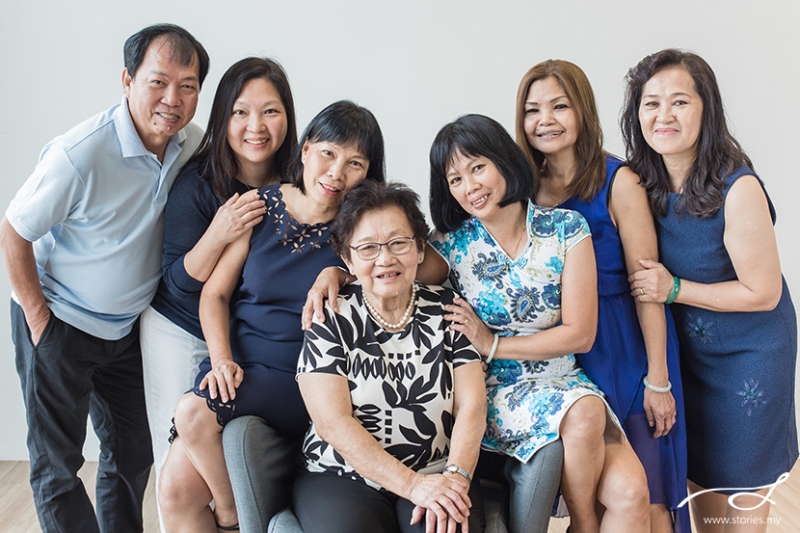 Large Family Portrait in the Studio: Lai family – Malaysia Lifestyle ...