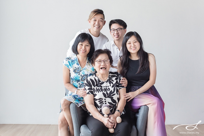 Large Family Portrait in the Studio: Lai family – Malaysia Lifestyle ...